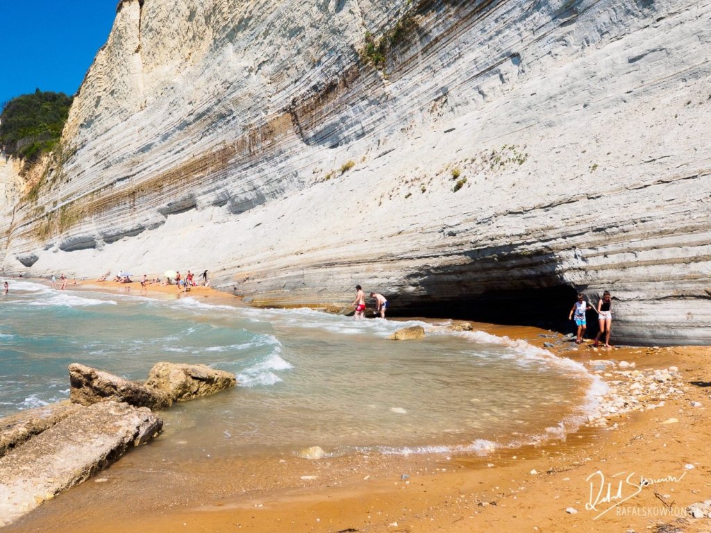 Logas Beach – legendarna plaża u podnóża majestatycznych klifów